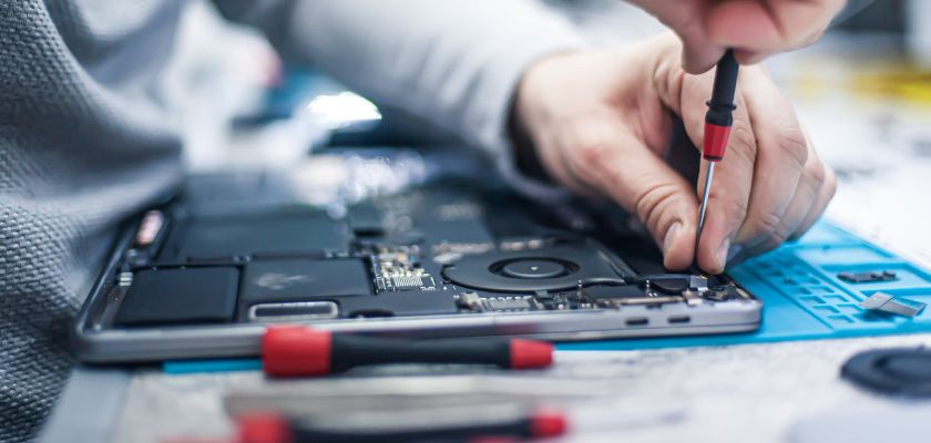 Budowa laptopa. Z jakich części składa się laptop? Sprawdź!