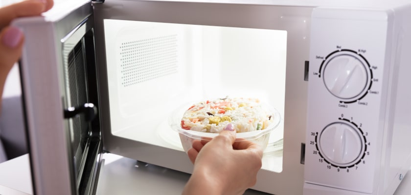 Najlepsza biała kuchenka mikrofalowa – ranking sprzętu AGD